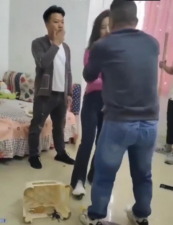 女子出轨被抓现场,拼命护着情夫说只是朋友,老公:避孕套怎么说